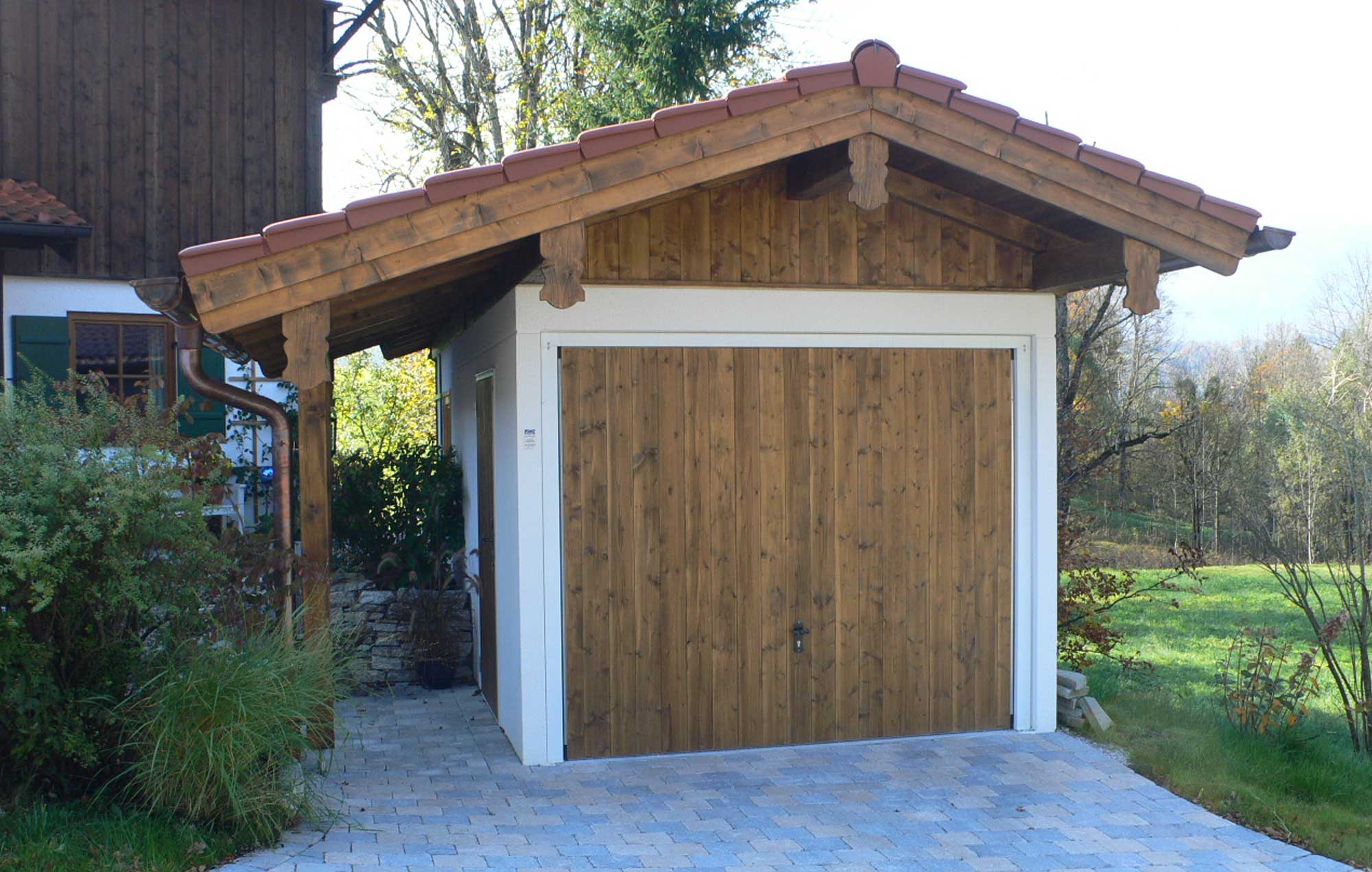 Fertiggarage aus Beton: Alles über Kosten, Vorteile & Nachteile
