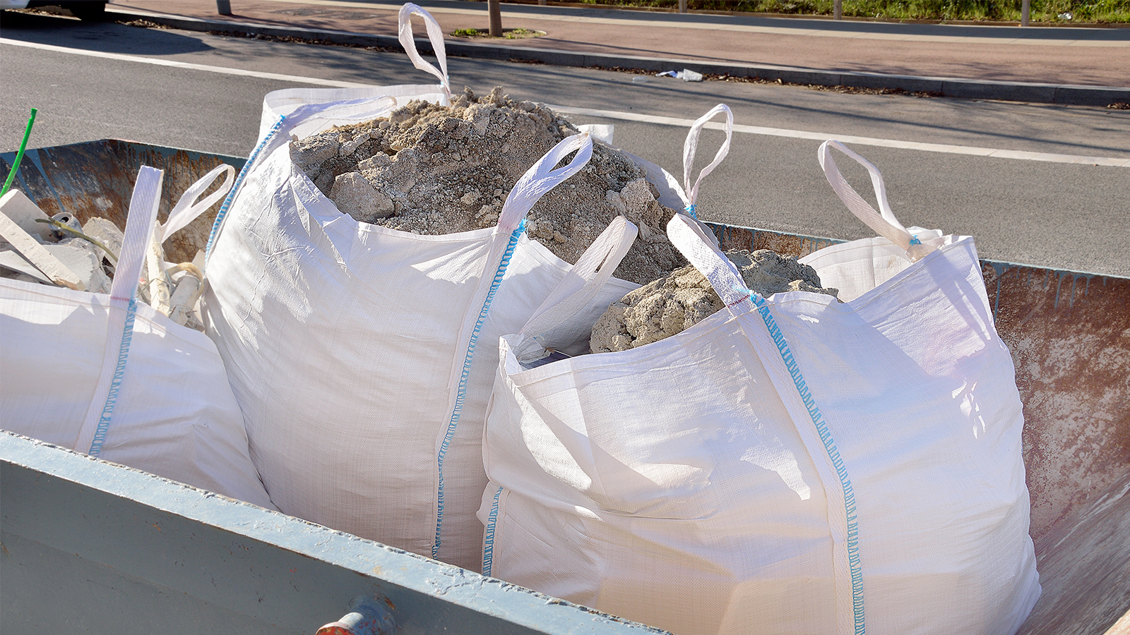 Bauschutt entsorgen: Container-Kosten, Infos & Tipps zum Geld sparen