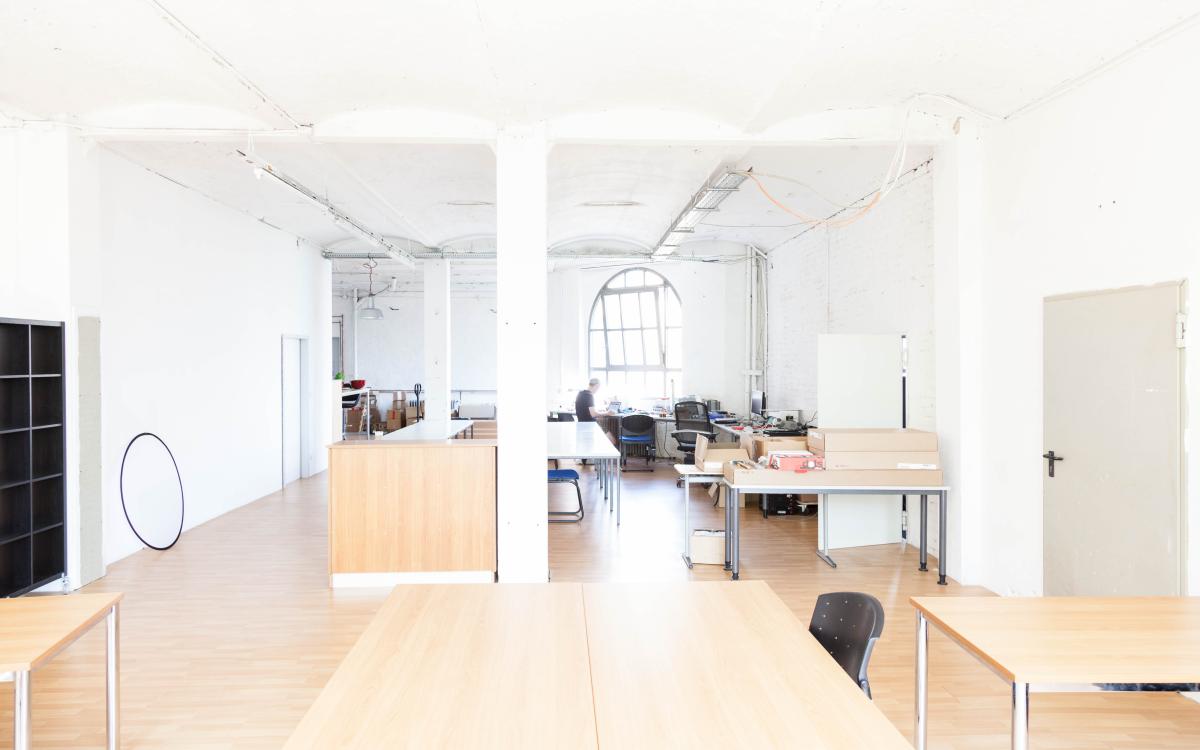 Arbeitstische in der Fabrik für Kreative in Kreuzberg - Wohnglück.de