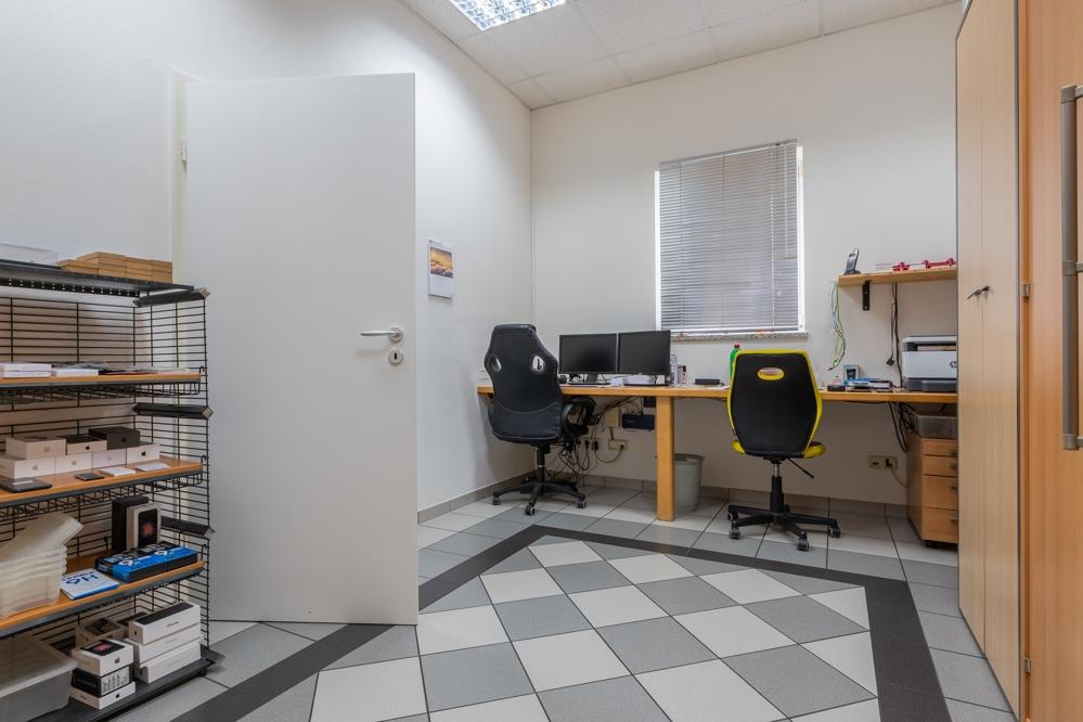 Büro - / Ladenfläche mitten in Salzweg 2-Zimmer, Toilette und Teeküche ...