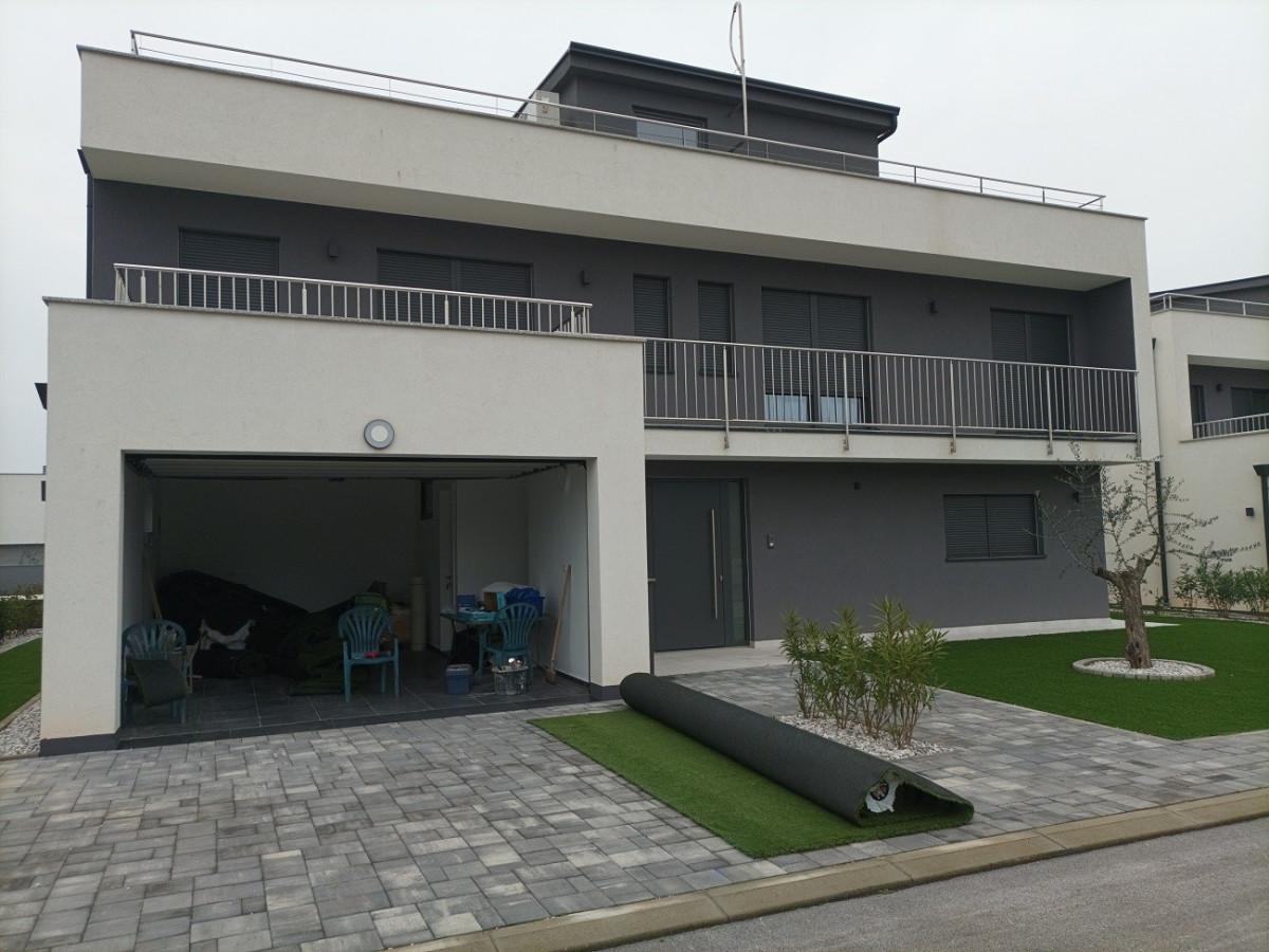 Moderne Luxus Designer-Villa mit Swimmingpool und Meerblick auf den ...